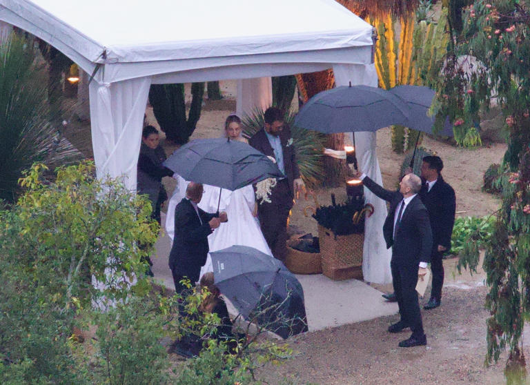 Taylor Swift rings in 2026 with Stevie Nicks at Este Haim’s New Year’s ...