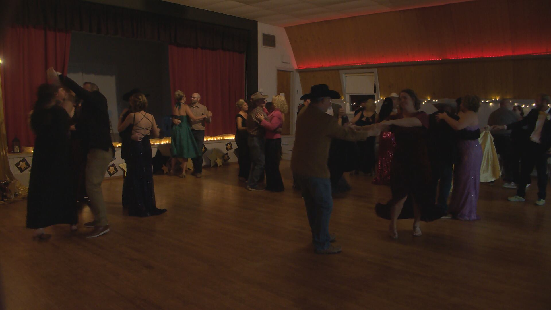 Sutherland hosts adult prom night to fund high school weight room