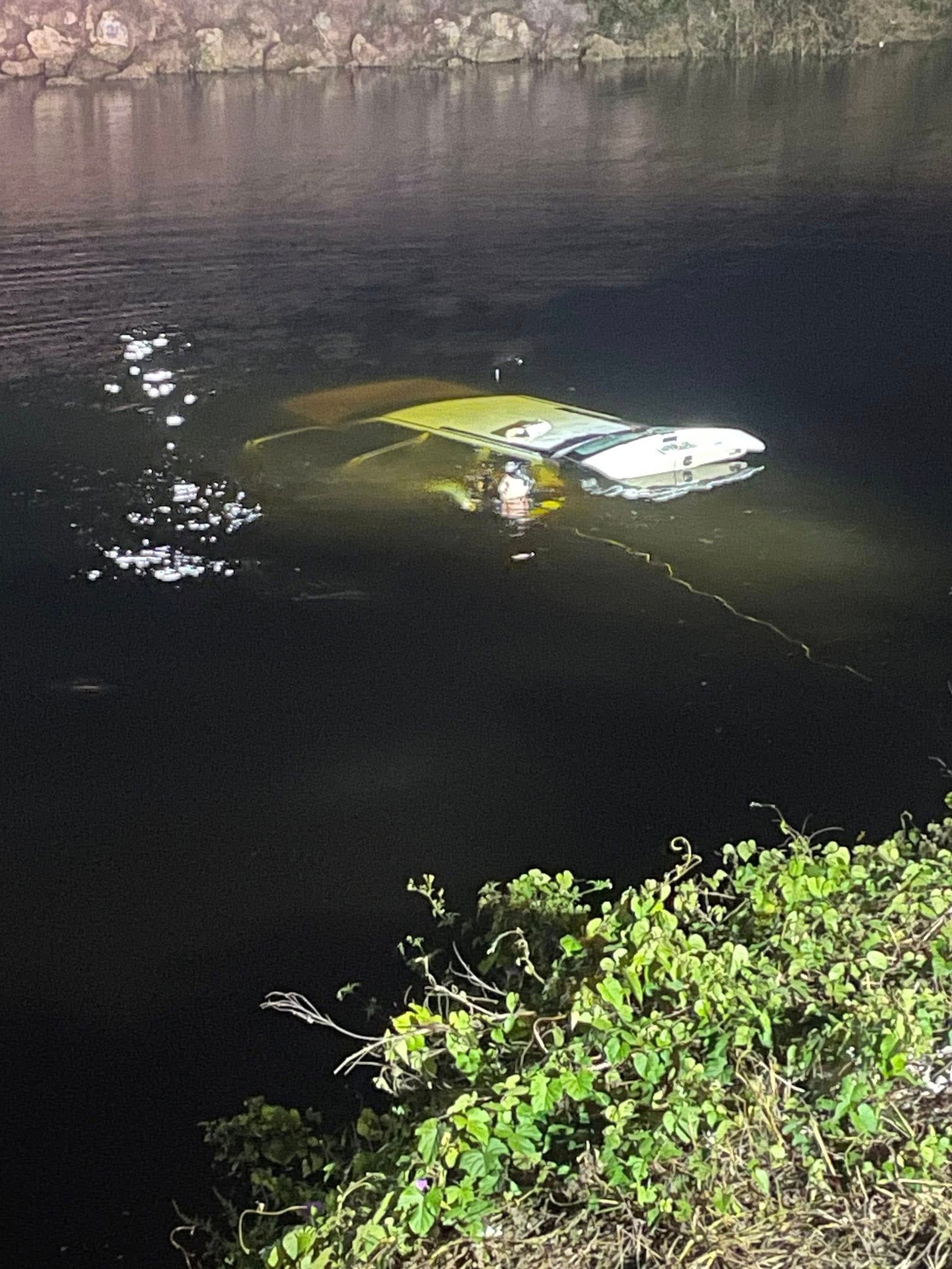 Dive team responds to submerged, unoccupied car in Bonita Springs