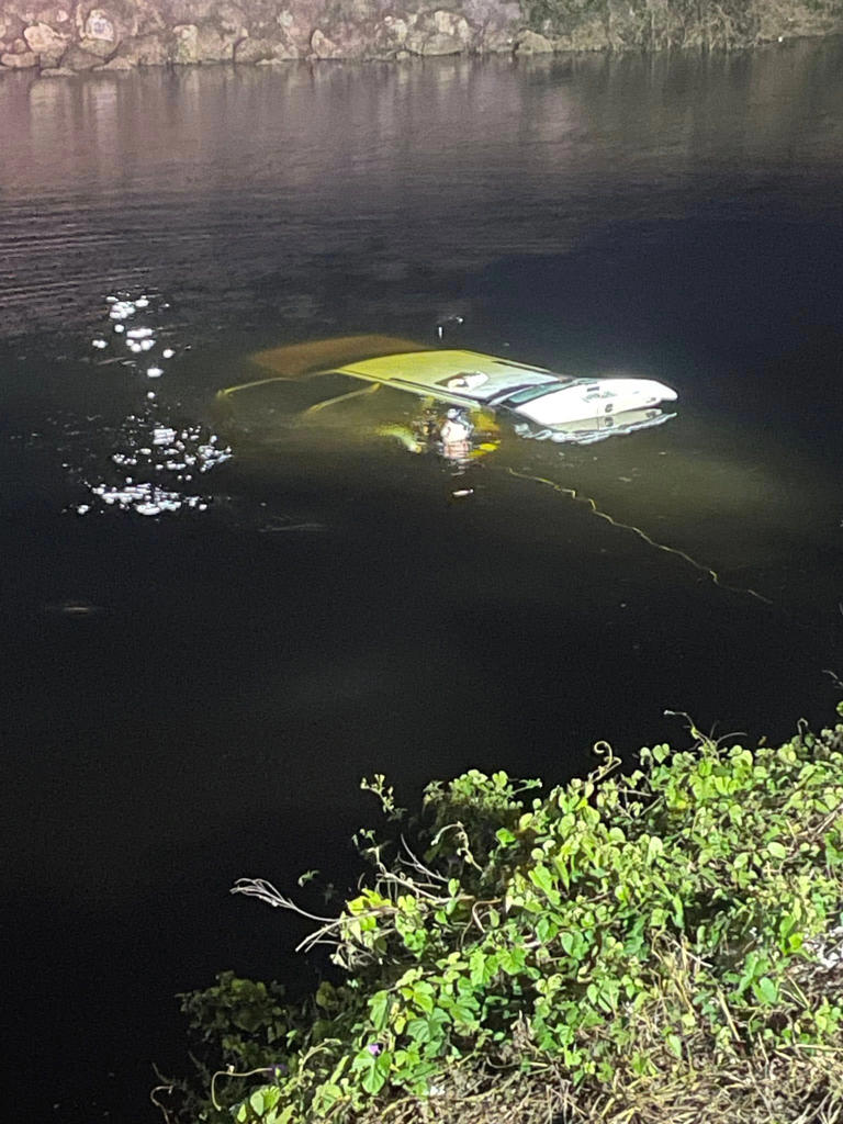 Dive team responds to submerged, unoccupied car in Fort Myers