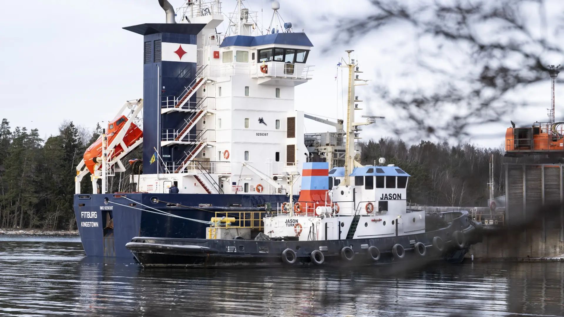 Detenidos dos tripulantes del barco sospechoso de dañar un cable ...
