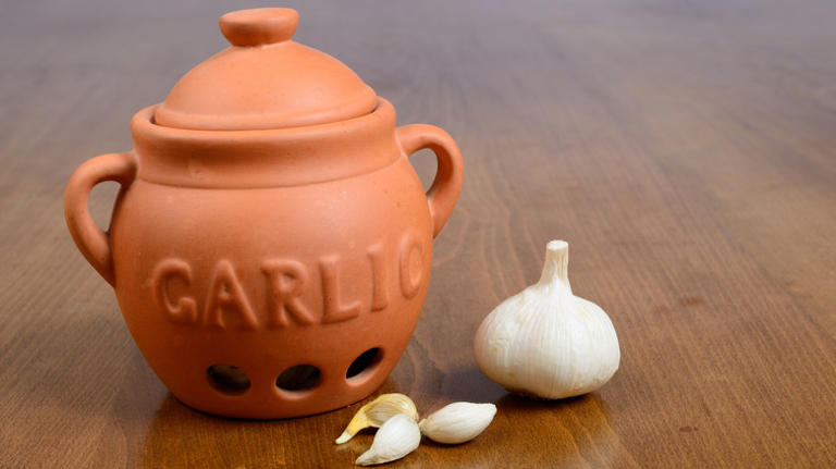 How to store garlic bulbs so they don't sprout