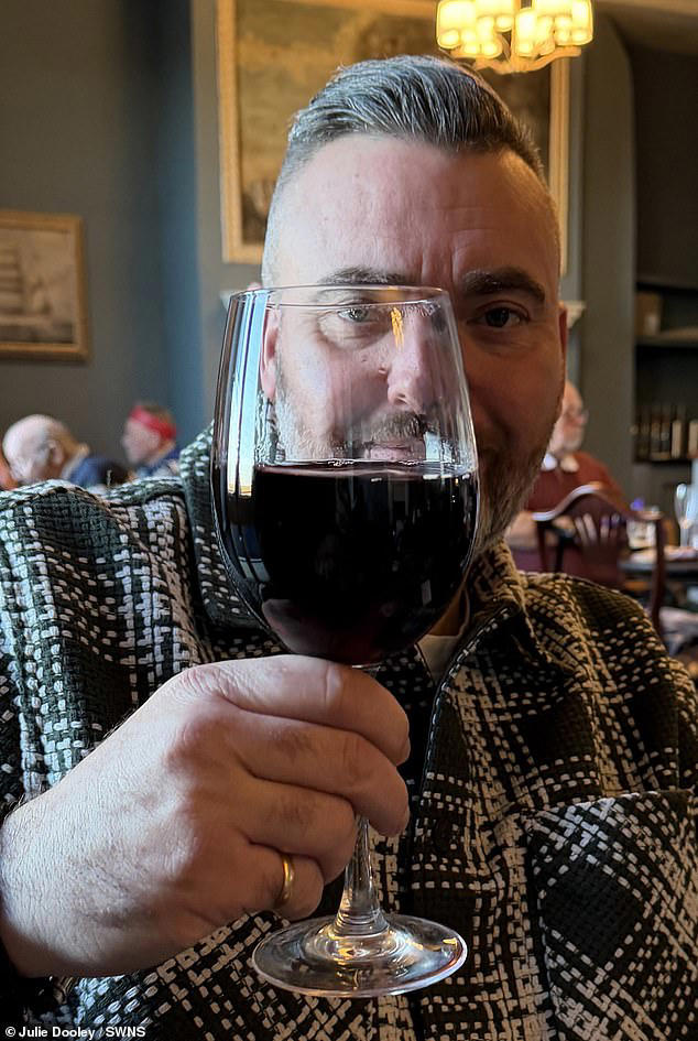 Families' £90 Christmas dinner 'ruined' as staff storm out of 'Fawlty ...