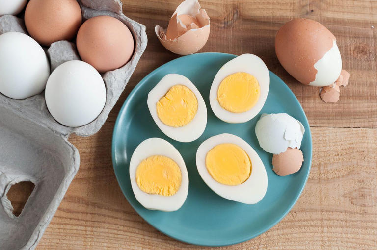 Are boiled eggs with green rings around the yolk safe to eat, according ...