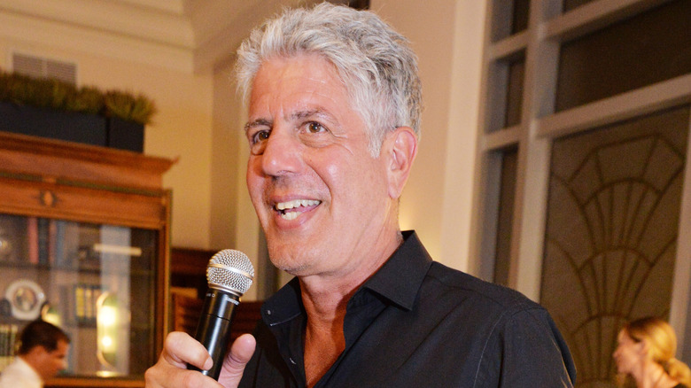 Anthony Bourdain's 'bad clue' to avoid when picking a spot to eat