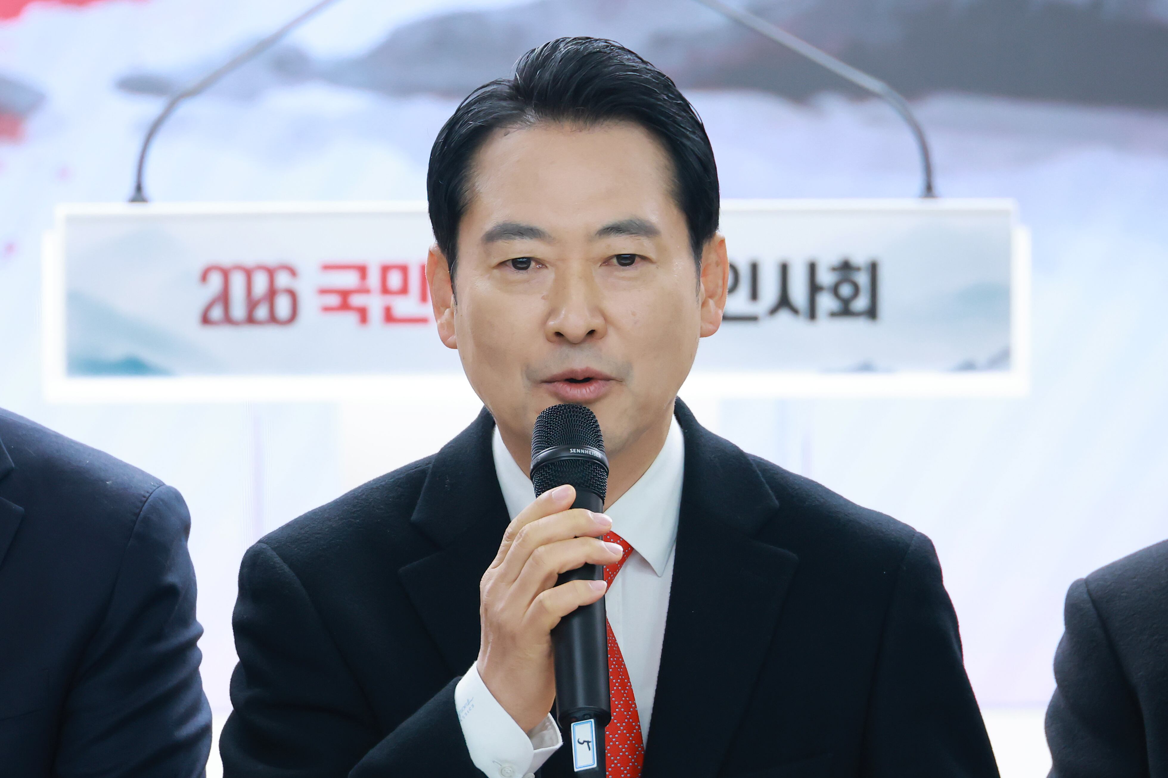 People Power Party leader visits Lee Myung-bak, skips presidential ...