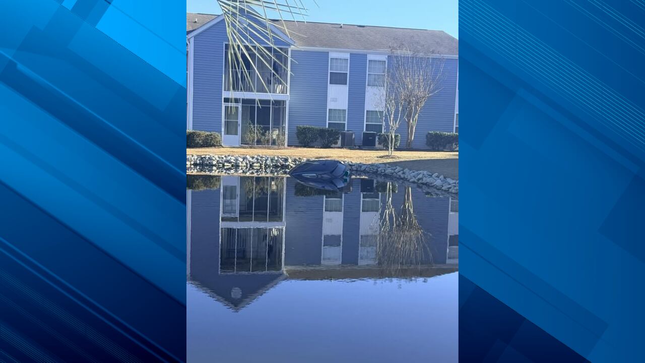 1 person rescued from submerged car in Horry County pond