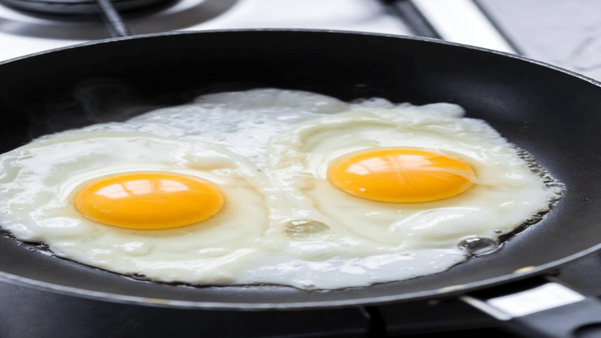 The secret to perfect fried eggs without oil or butter just add this ...