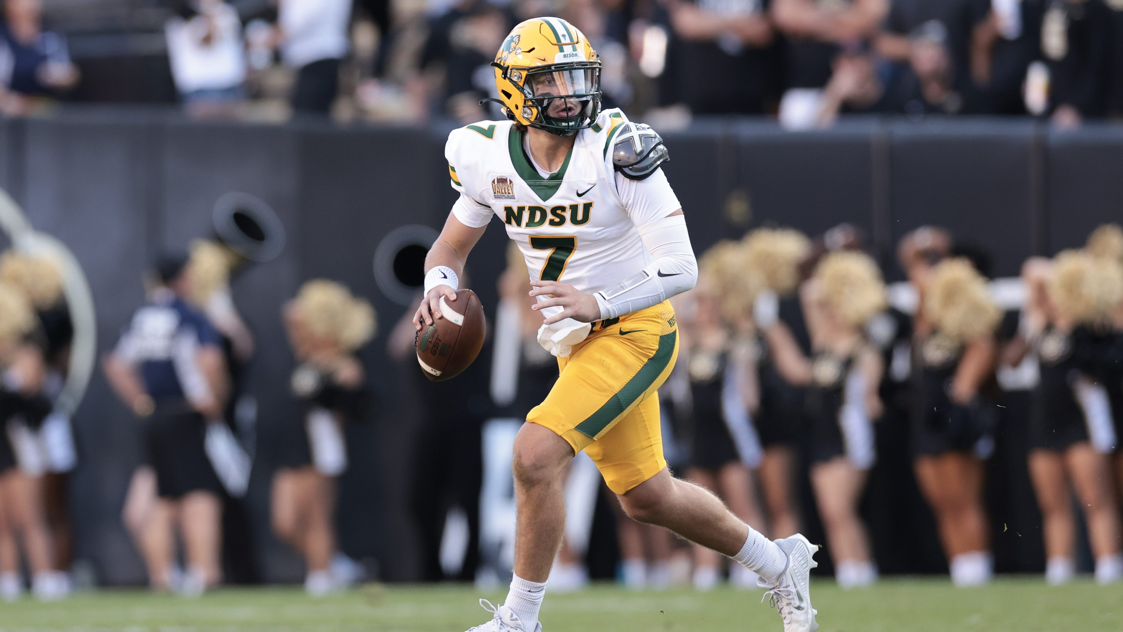 Dolphins sign 'standout' quarterback before Patriots game