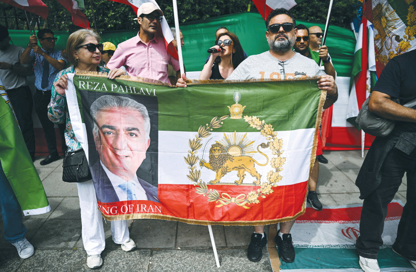 'Javid Shah!' Why Iranians are calling for the return of the Pahlavis ...