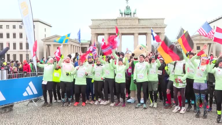 Festive runners take part in annual Berlin New Year's Day event