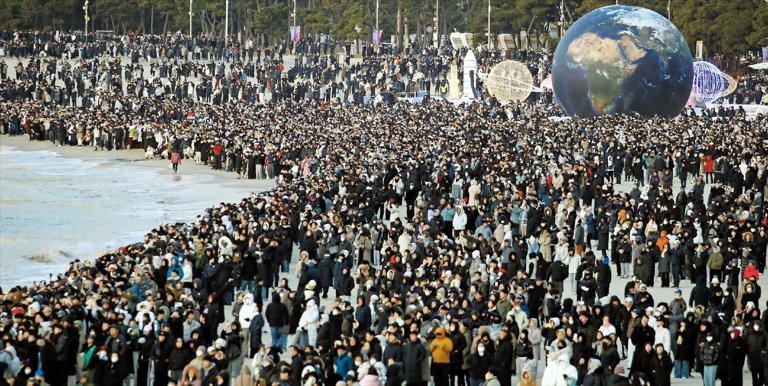 Citizens in Seoul, Busan celebrate year of the red horse
