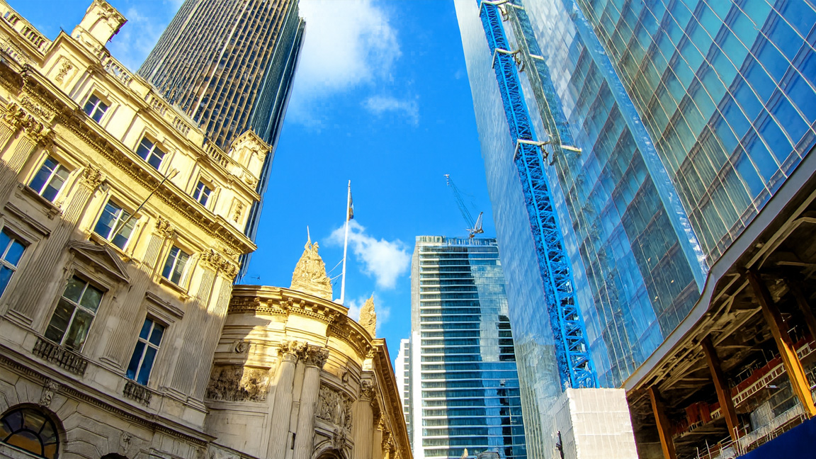 Walking between historic and modern London