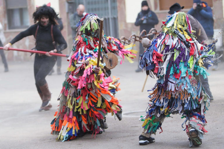 Diablos y Carochos en una mañana gélida, el peculiar recibimiento del ...