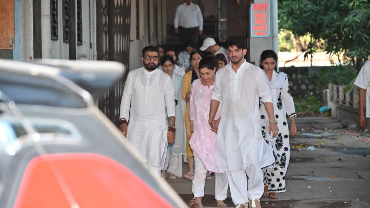 Arjun Bijlani breaks down in tears at father-in-law's funeral