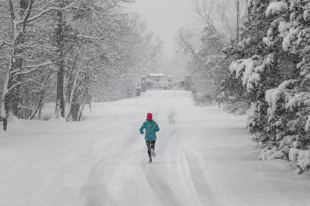 What to wear to keep warm and safe during winter runs