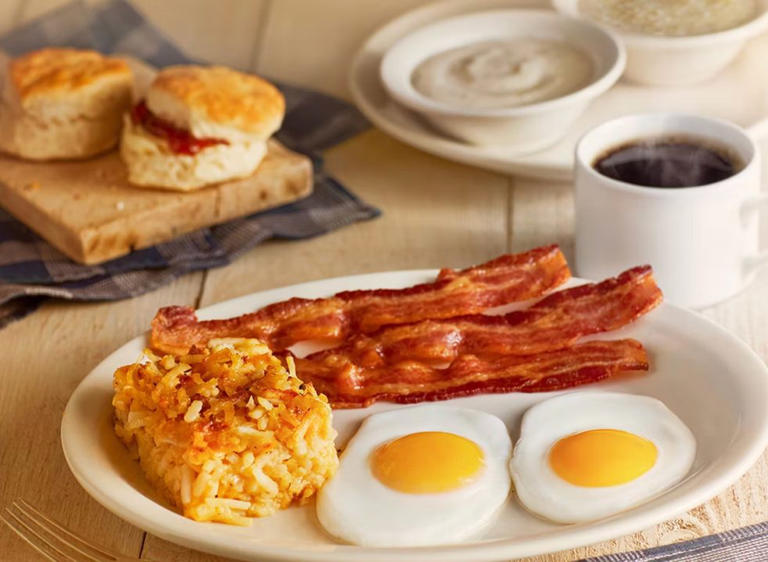7 chain restaurants still cooking eggs to order at breakfast