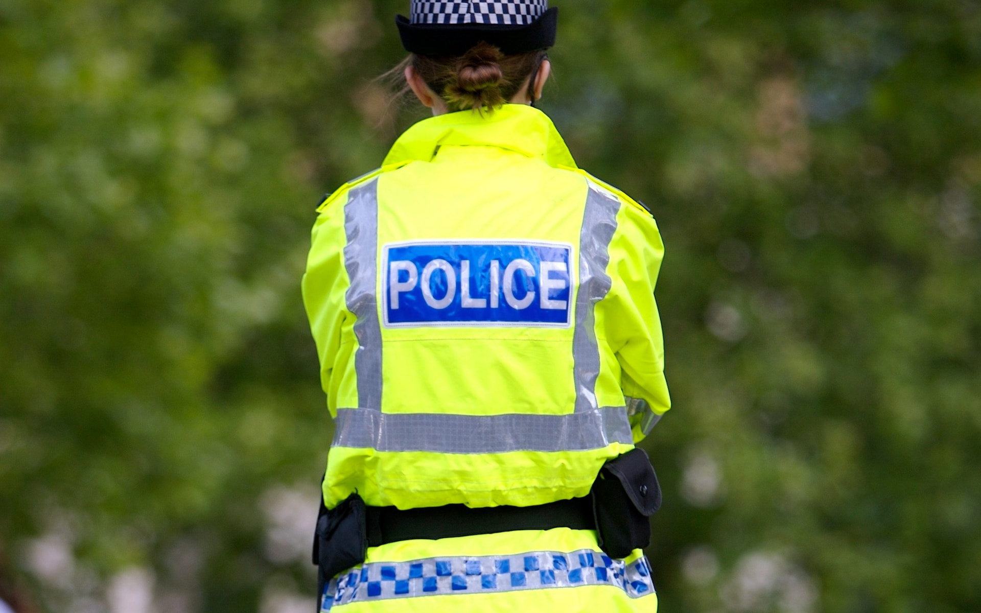 POLICEWOMAN PUNCHED IN THROAT BY MAN WHO FLED CAR CRASH