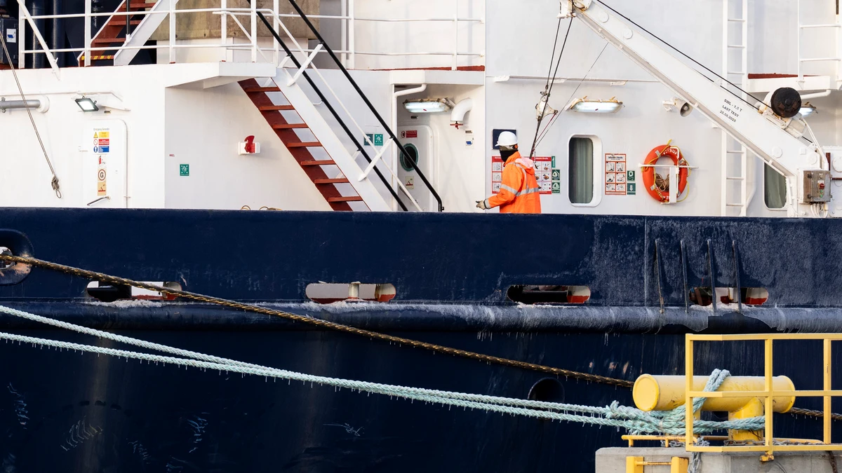 Finlandia detiene a dos tripulantes del buque sospechoso de sabotear un ...