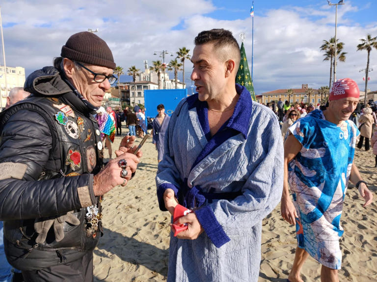 Tuffo di Capodanno per Vannacci a Viareggio. In acqua 769 persone