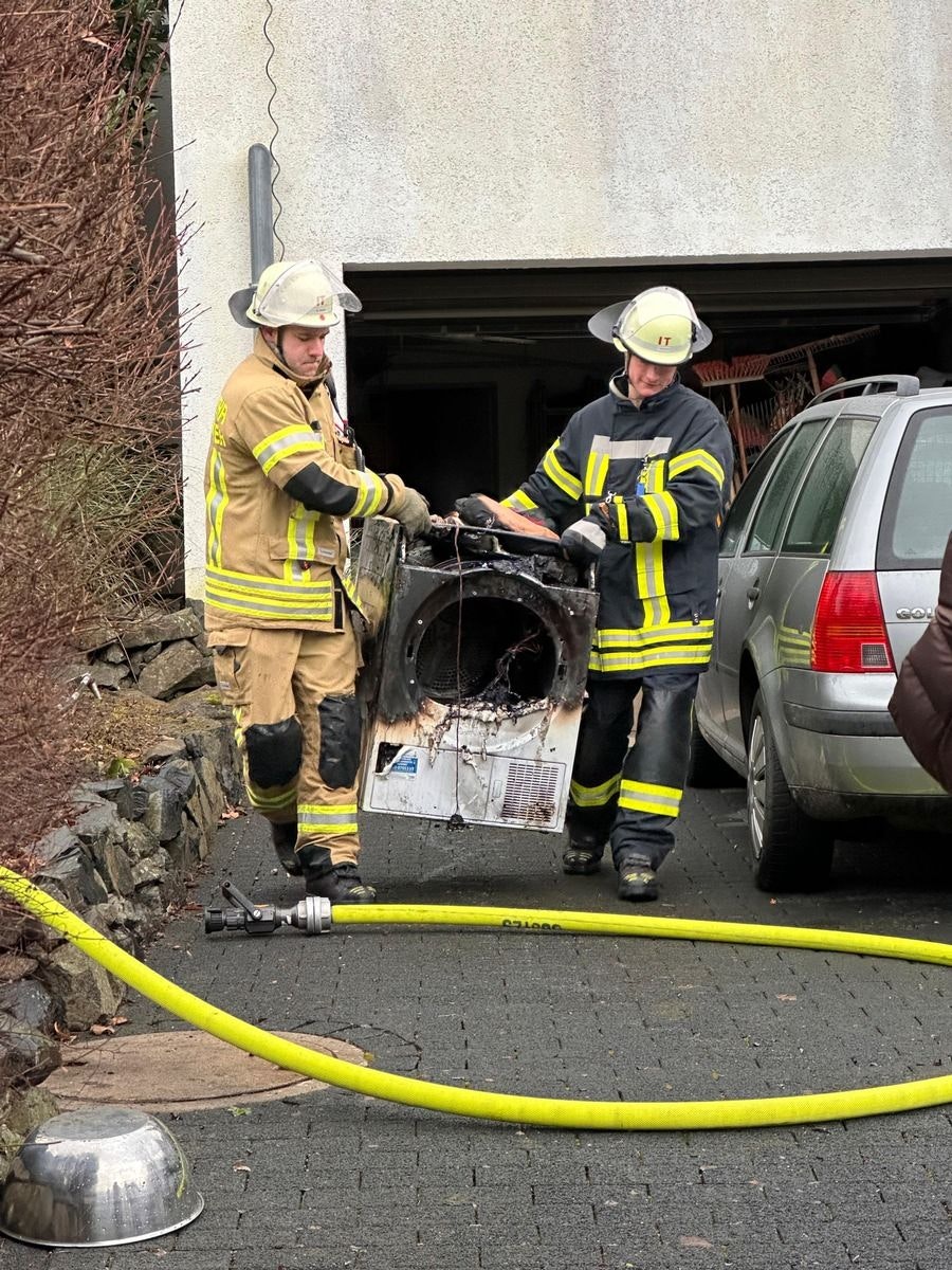 Einsatz in Königswinter: Waschmaschine und Trockner brennen in Keller