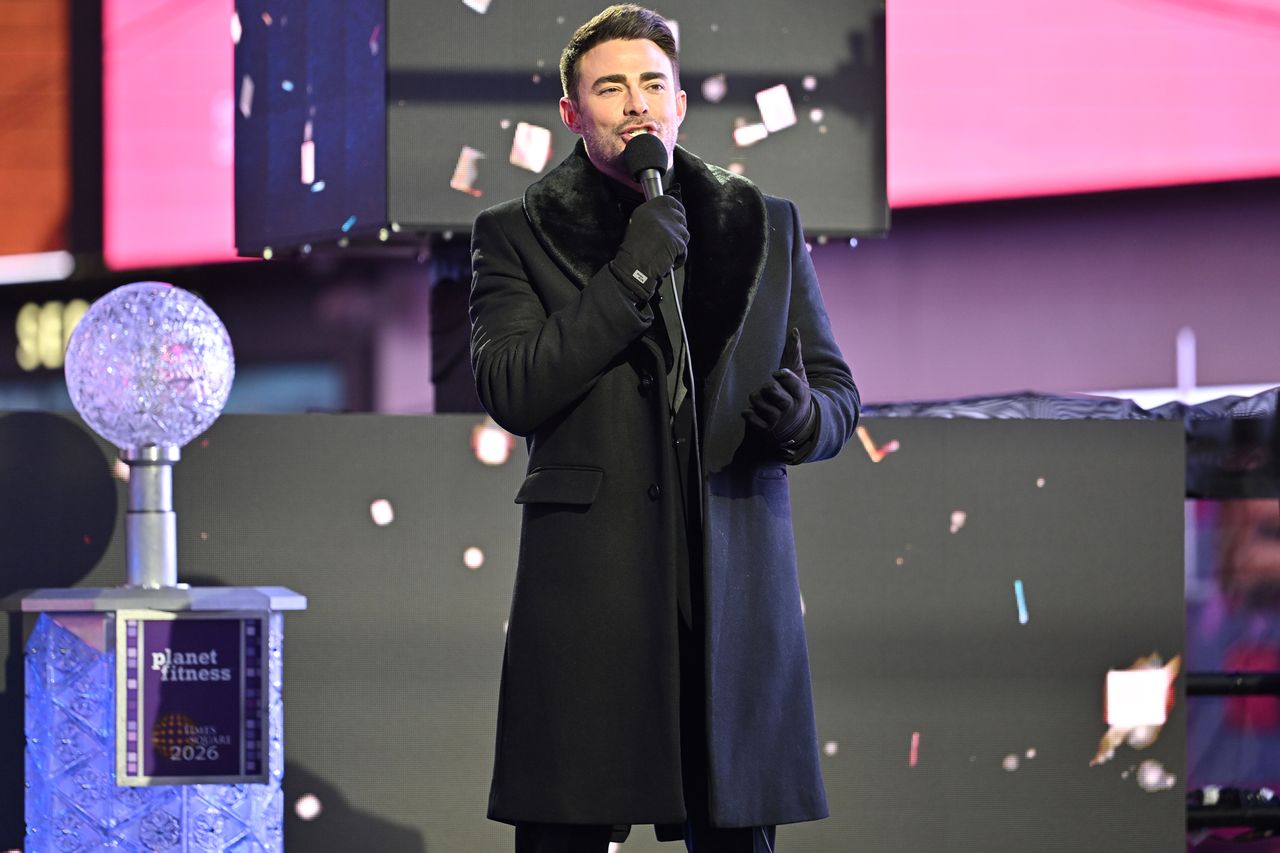 Jonathan Bennett’s husband Jaymes Vaughan rips his pants during live ...