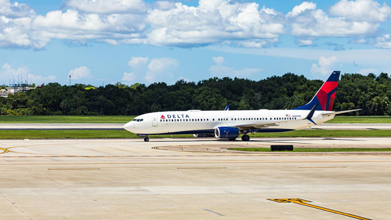 Low fuel: Delta Air Lines flight diverts after disabled plane occupies ...