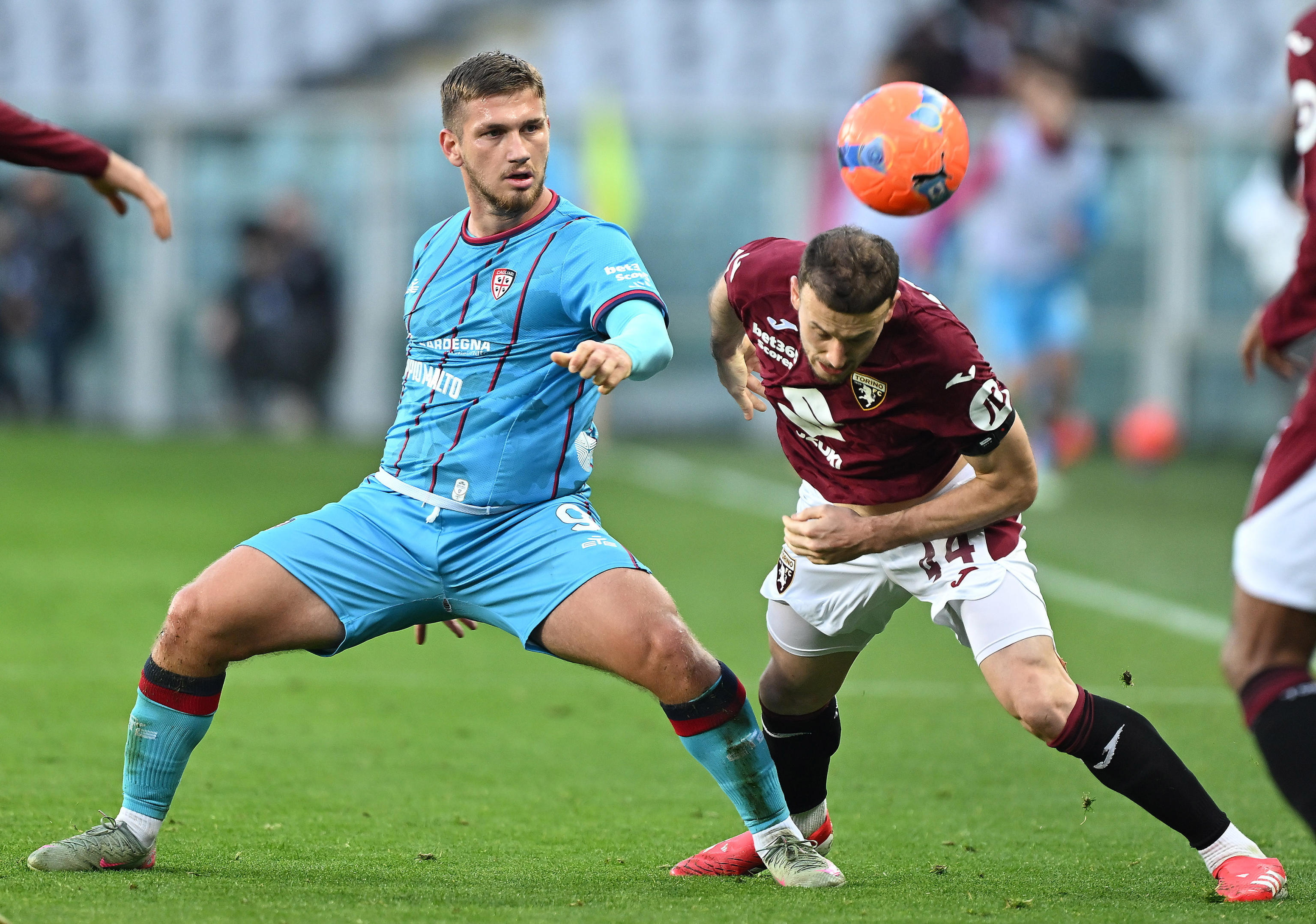 Il Cagliari recupera Mina e Rodriguez per la notturna con il Milan