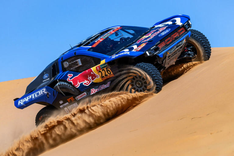 Ford Raptor T1+ pronti alla sfida della Dakar 2026. Quattro equipaggi ...