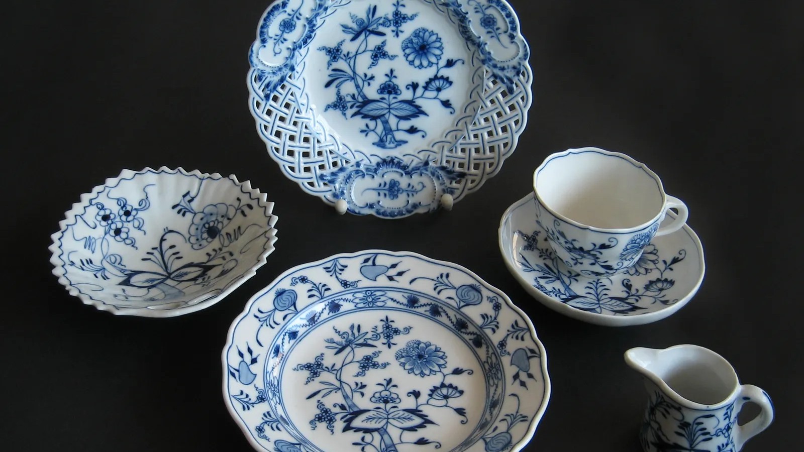 10 vintage china sets worth thousands that collectors still hunt for