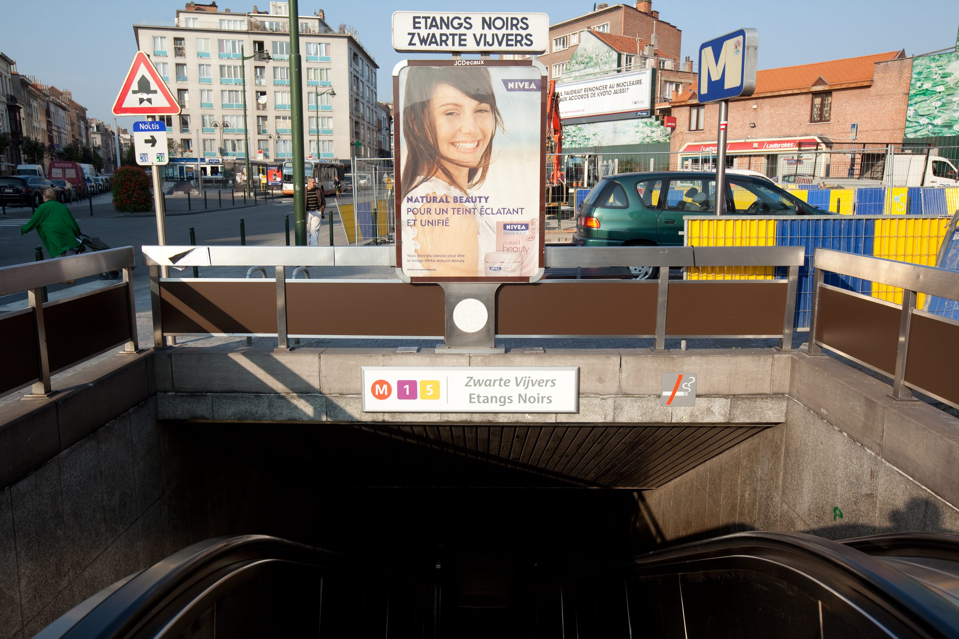 Jongeren houden opruimactie in wijk Zwarte Vijvers in Molenbeek op ...