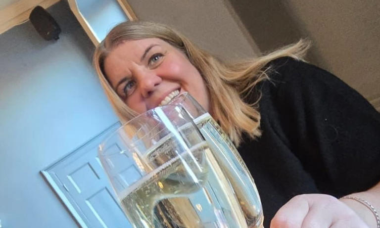 Families' £90 Christmas dinner 'ruined' as staff storm out of 'Fawlty ...