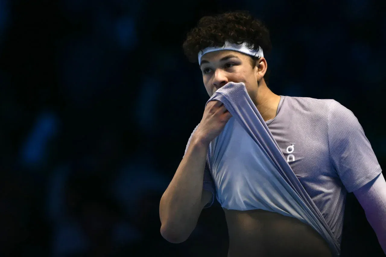 Between sport and spectacle: How social networks redefine the hierarchy ...