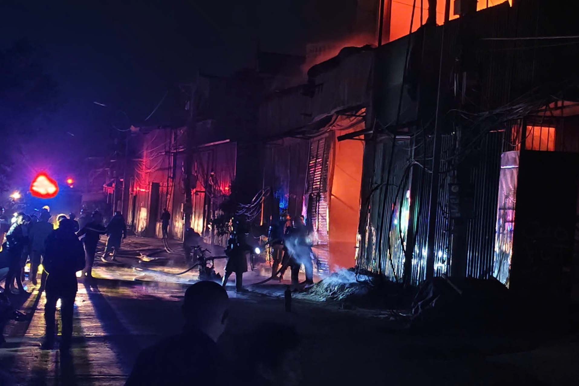 Cháy xưởng sản xuất tranh ở Hà Nội, nhiều người chạy thoát ra ngoài