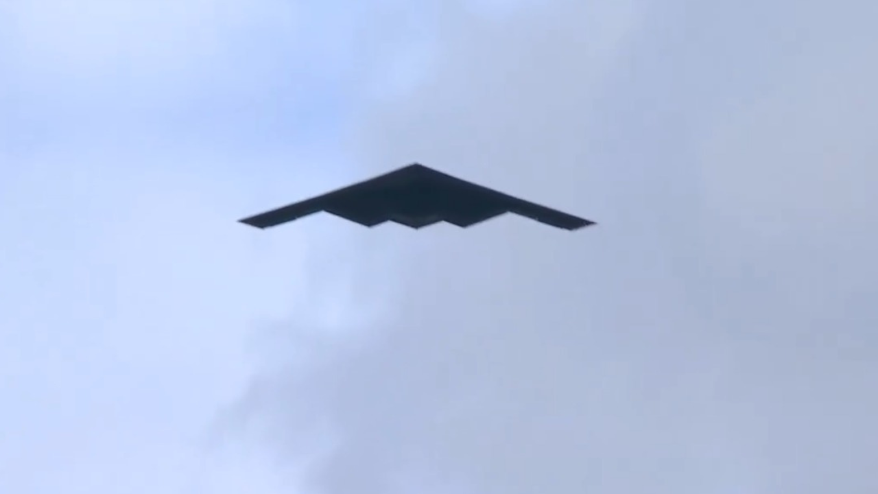 Watch: B-2 bomber at Rose Bowl! Stealth bomber performs delayed flyover ...