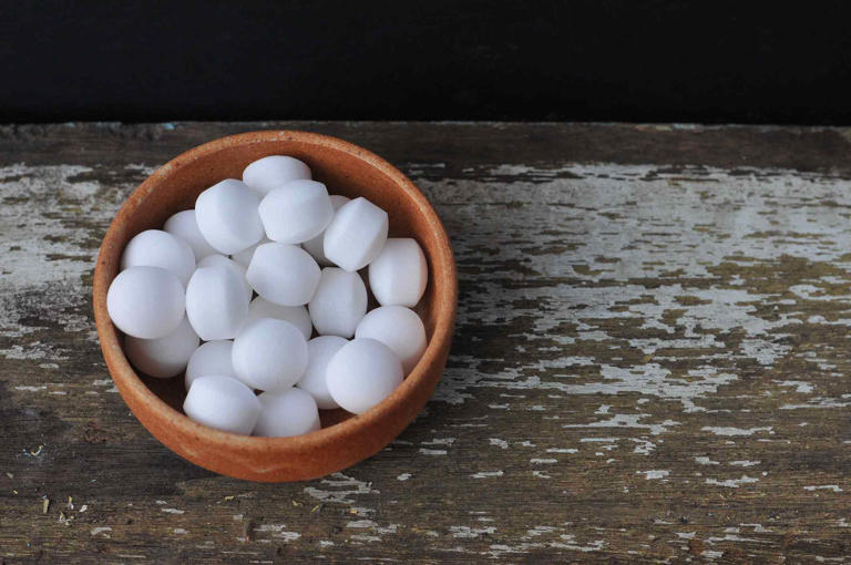Do mothballs keep mice away?