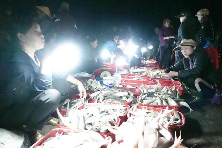 Tấp nập mua bán tại Cảng cá Cửa Sót ngày đầu năm