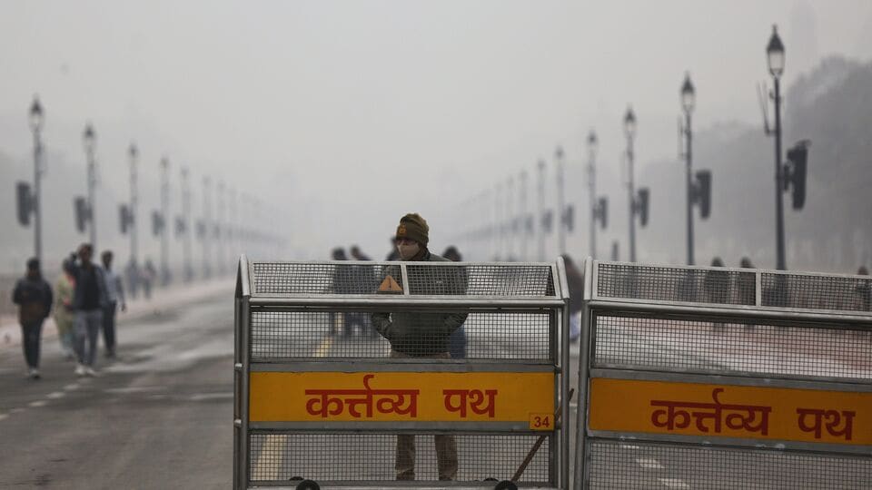 Delhi wakes up to 'very poor' AQI, cold winter day amid IMD's orange ...