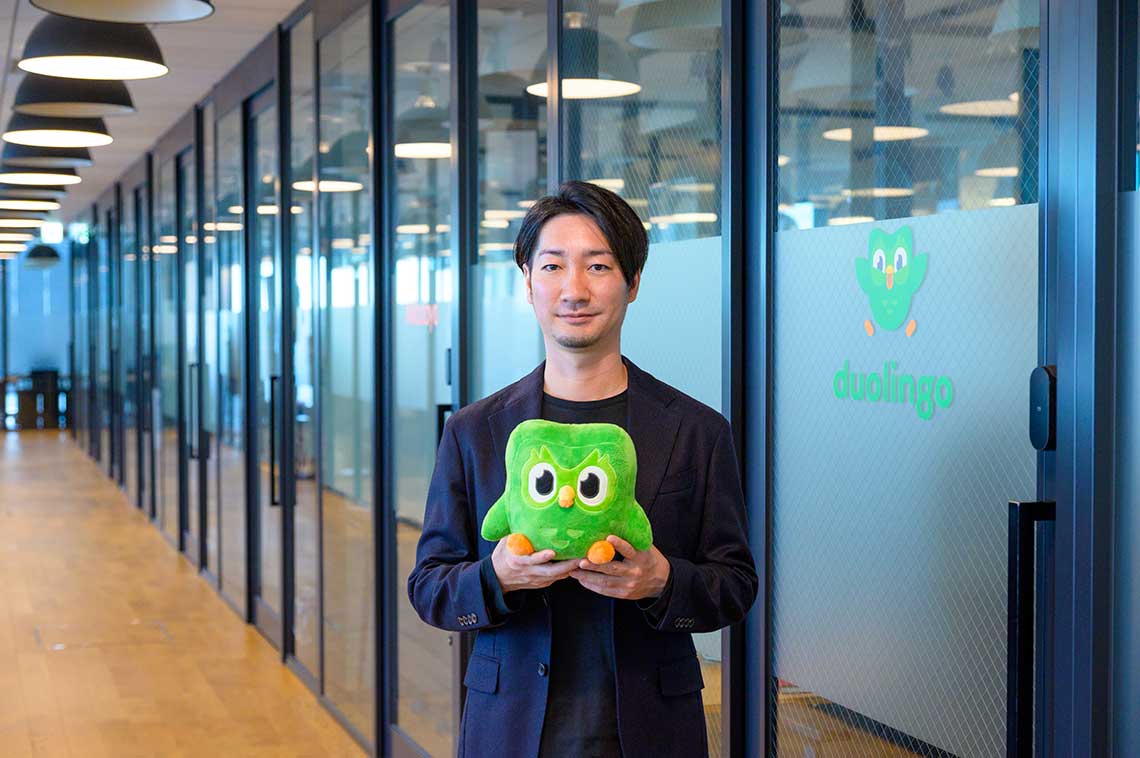 「Duolingo」英語試験、開発背景に強烈「格差体験」