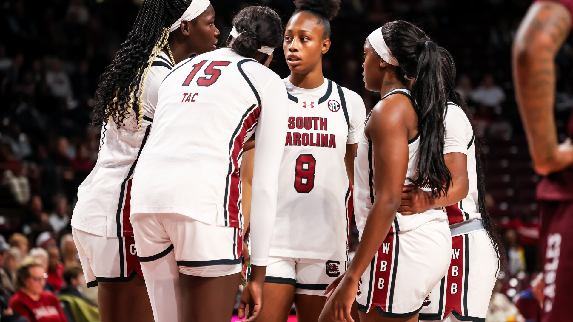 Edwards leads way with 25 as No. 3 South Carolina wins 24th straight ...