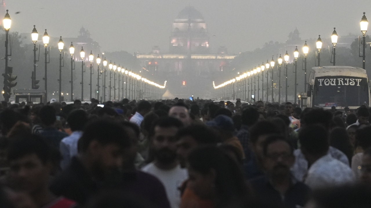 Delhi AQI: Dense fog takes over the city amid chilly morning — check ...