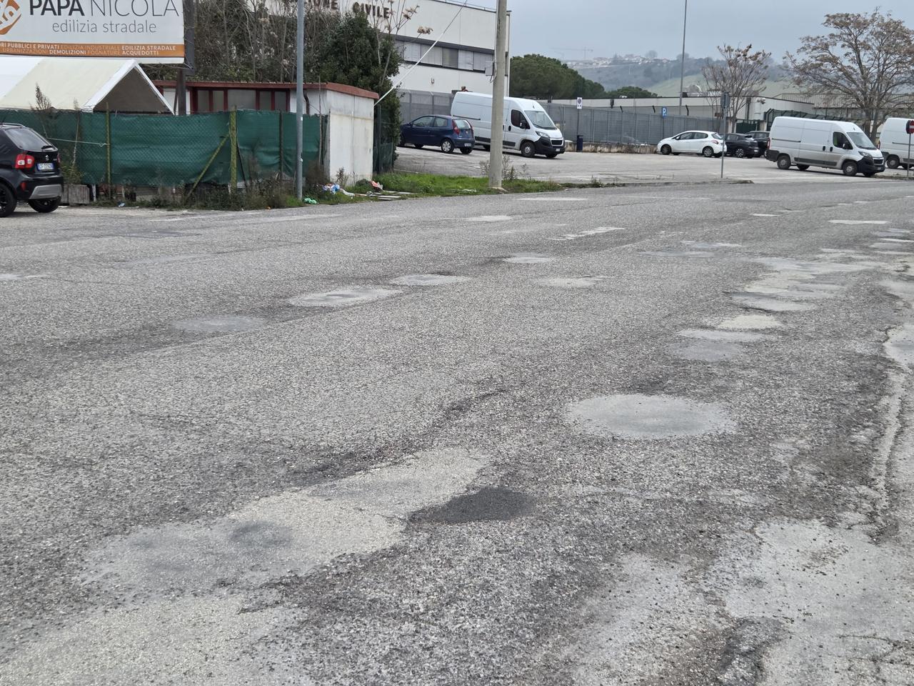 Asfalto colabrodo a Piediripa: "Situazione che grida vendetta"