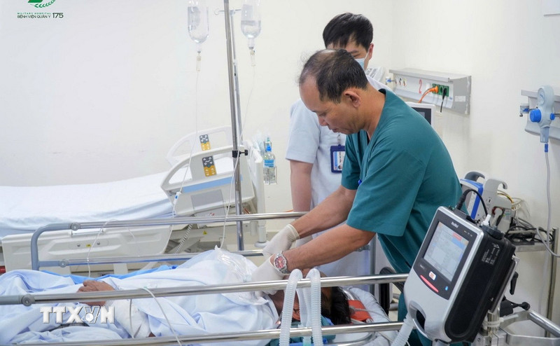 Trực thăng vận chuyển ngư dân nguy kịch từ Trường Sa về đất liền điều trị