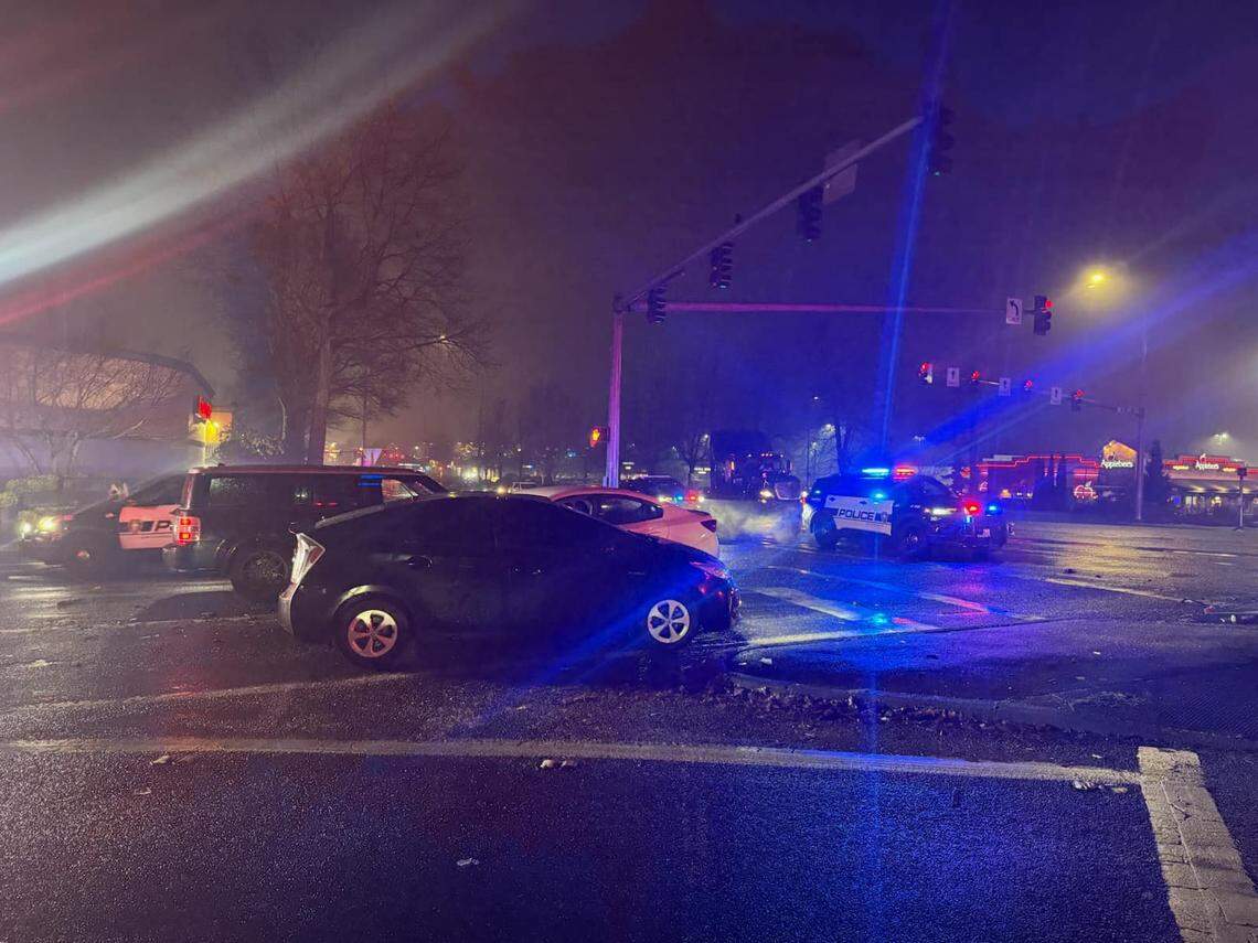 Four-car injury wreck snarls traffic Thursday evening, Puyallup police say