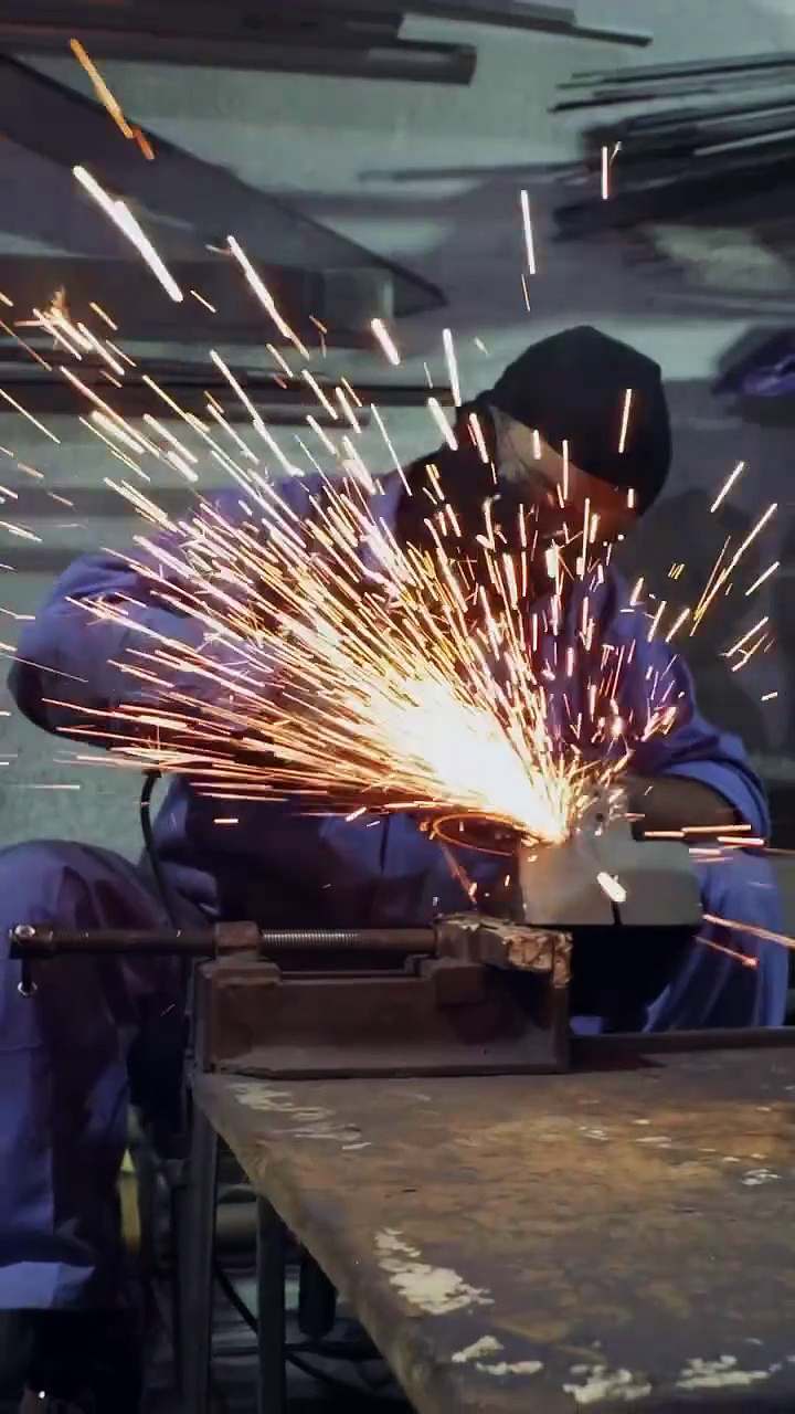 Watch: How workers installed ultra-powerful lights on world's tallest ...