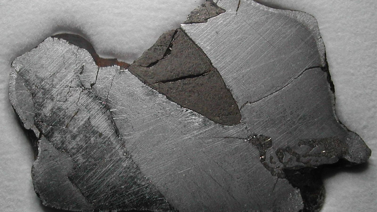 Analizan una roca lunar traída por la Apolo 17 y descubren algo que no ...