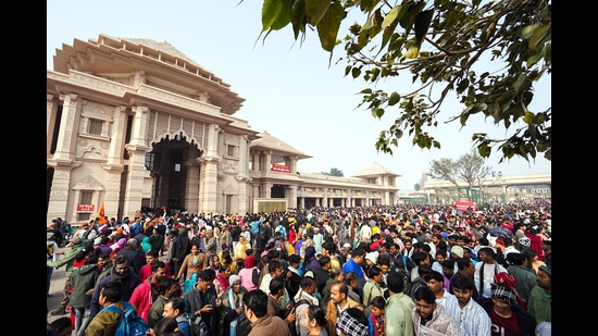 Faith cuts through fog as devotees mark New Year across Uttar Pradesh