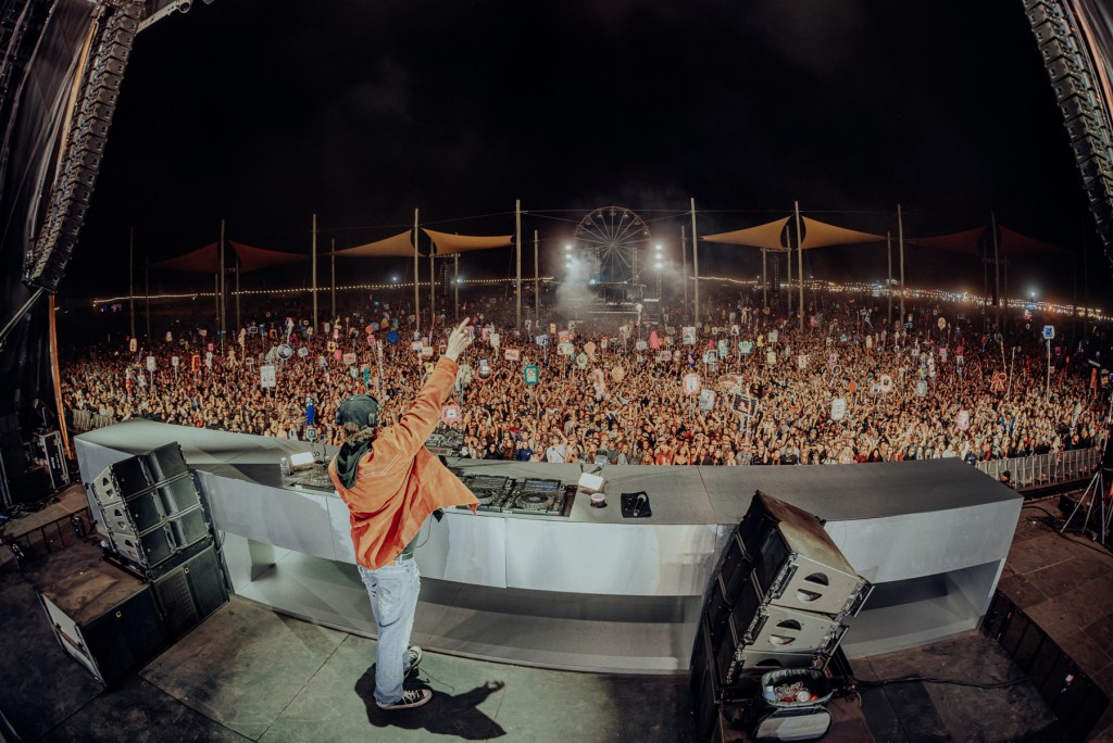 Watch Dom Dolla's banging New Year countdown