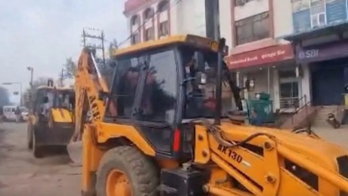Hawkers at Jadavpur station resist bulldozer