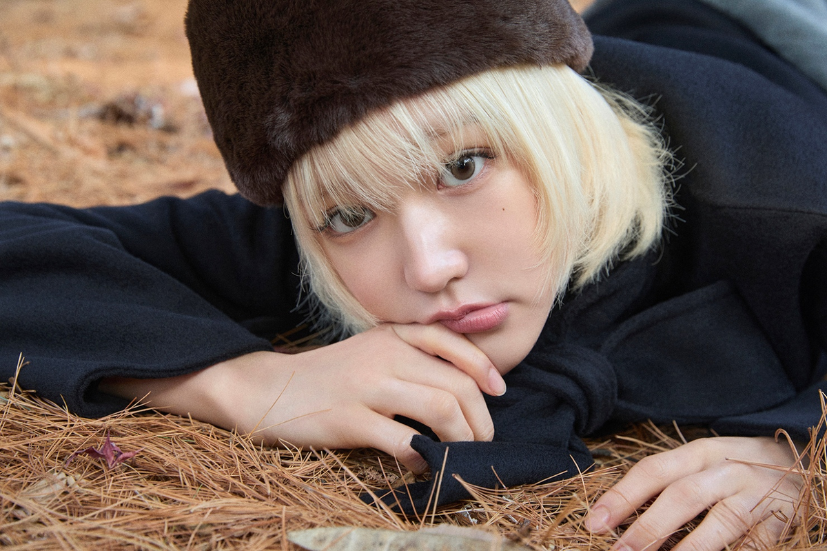 End-of-January comeback KiiiKiii, lying on the cold floor